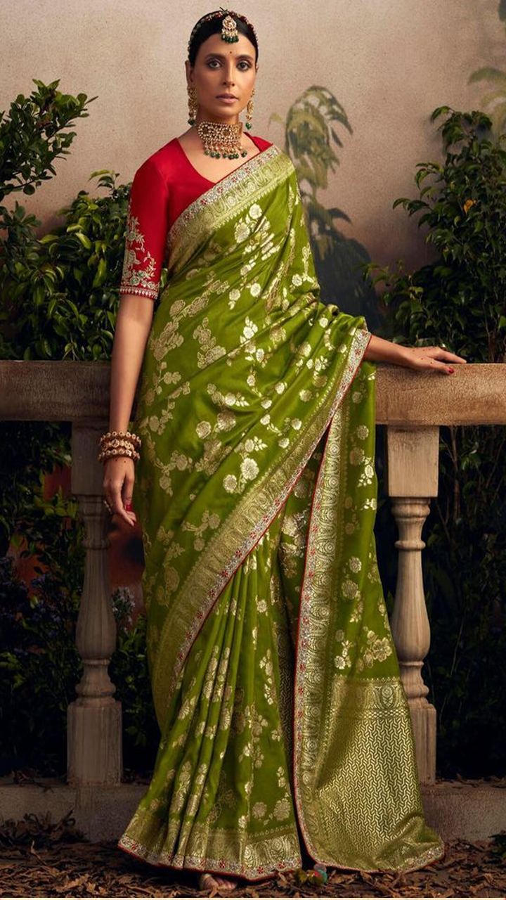 बेटी की मेहंदी में मां लगेंगी Wow, पहनें 8 तरह के Mehndi Green Saree ...