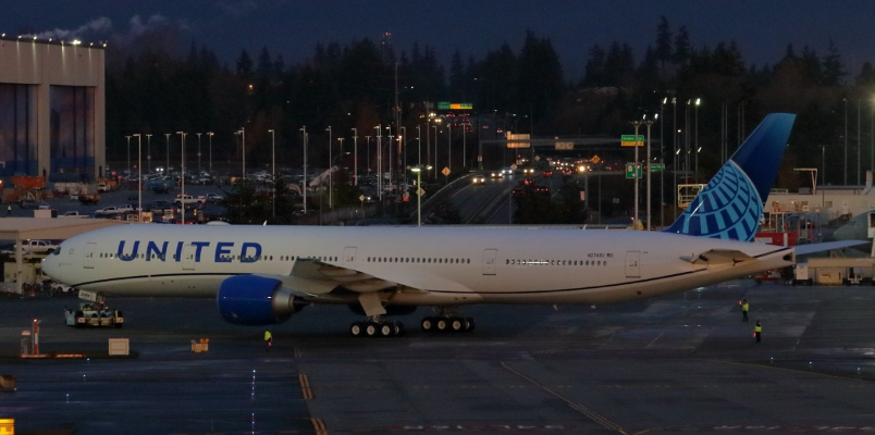 Boeing 777 APU Catches Fire; പുറപ്പെടാൻ സജ്ജമാകുന്നതിനിടയി ...