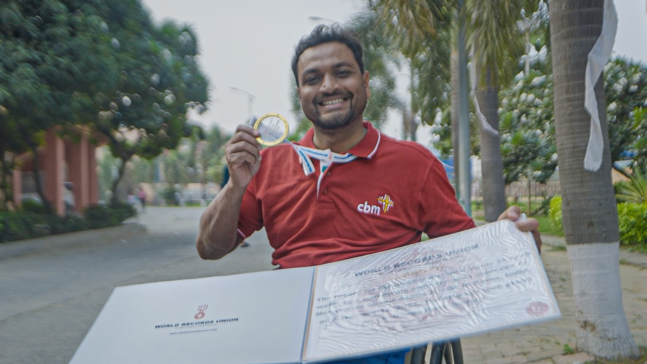 Bihar para swimmer Shams Aalam makes history with record 13 km swim in ...