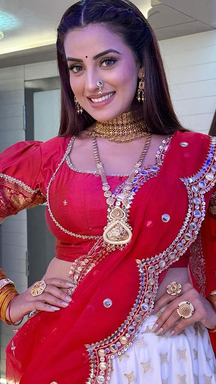 लाल जोड़े में सजी अक्षरा सिंह, बोलीं- क्या कहें,अब कहने को क्या रह गया ...