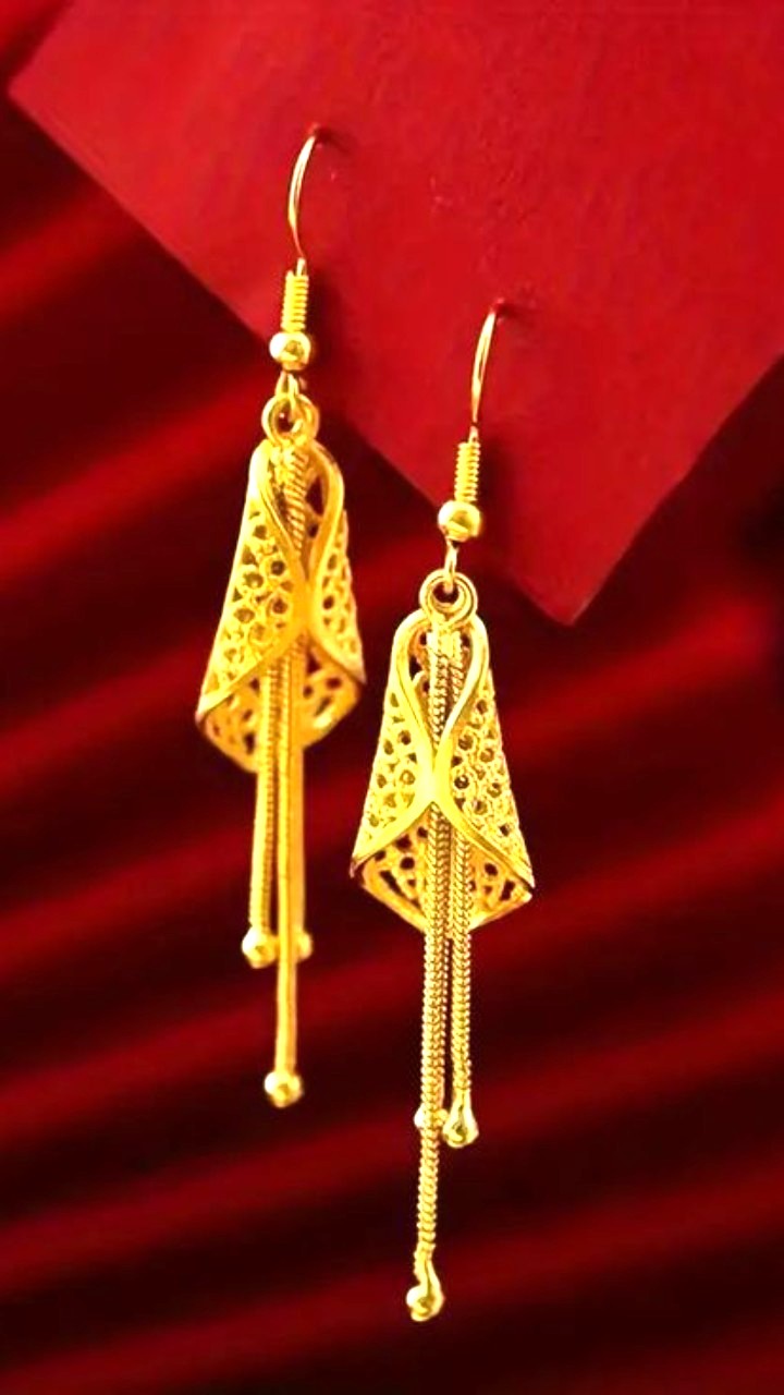 फैशन में जोड़े स्टाइल ! खरीदें Gold Hanging Earrings - girls gold ...