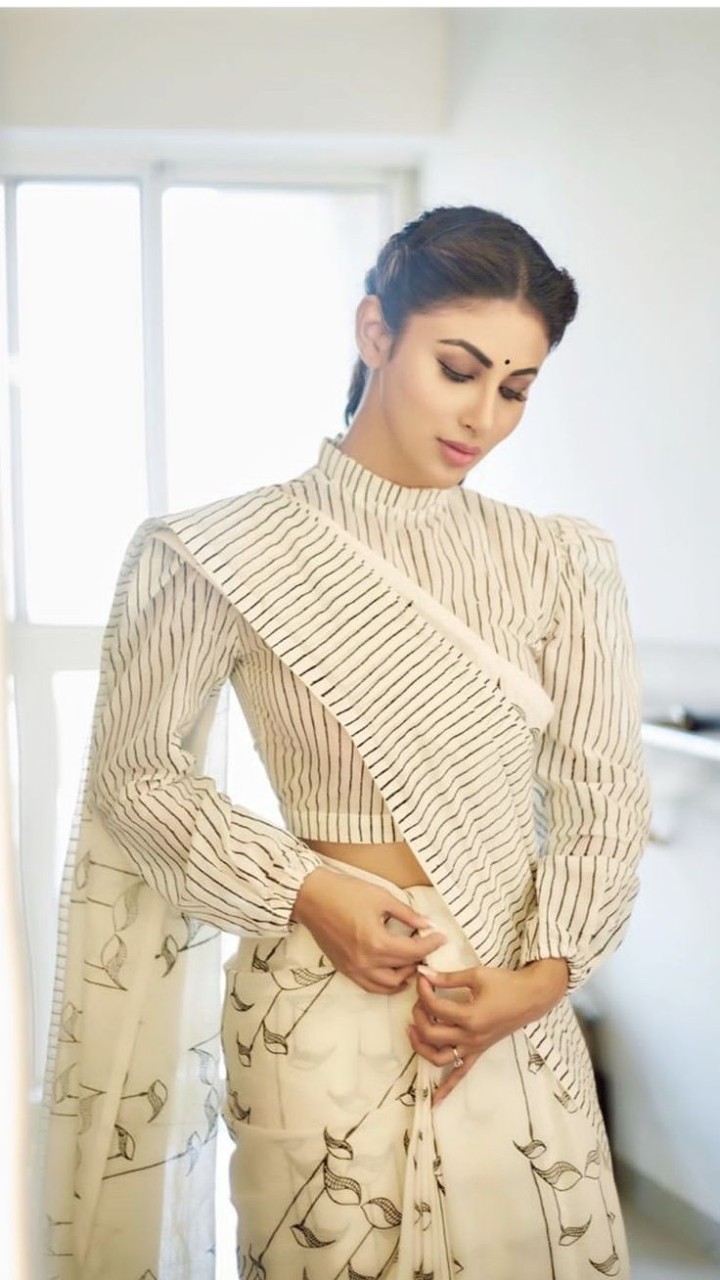 गरमाहट+ग्लैमर का संगम, Turtle Neck Blouse से ठंड में दिखें स्टाइलिश ...