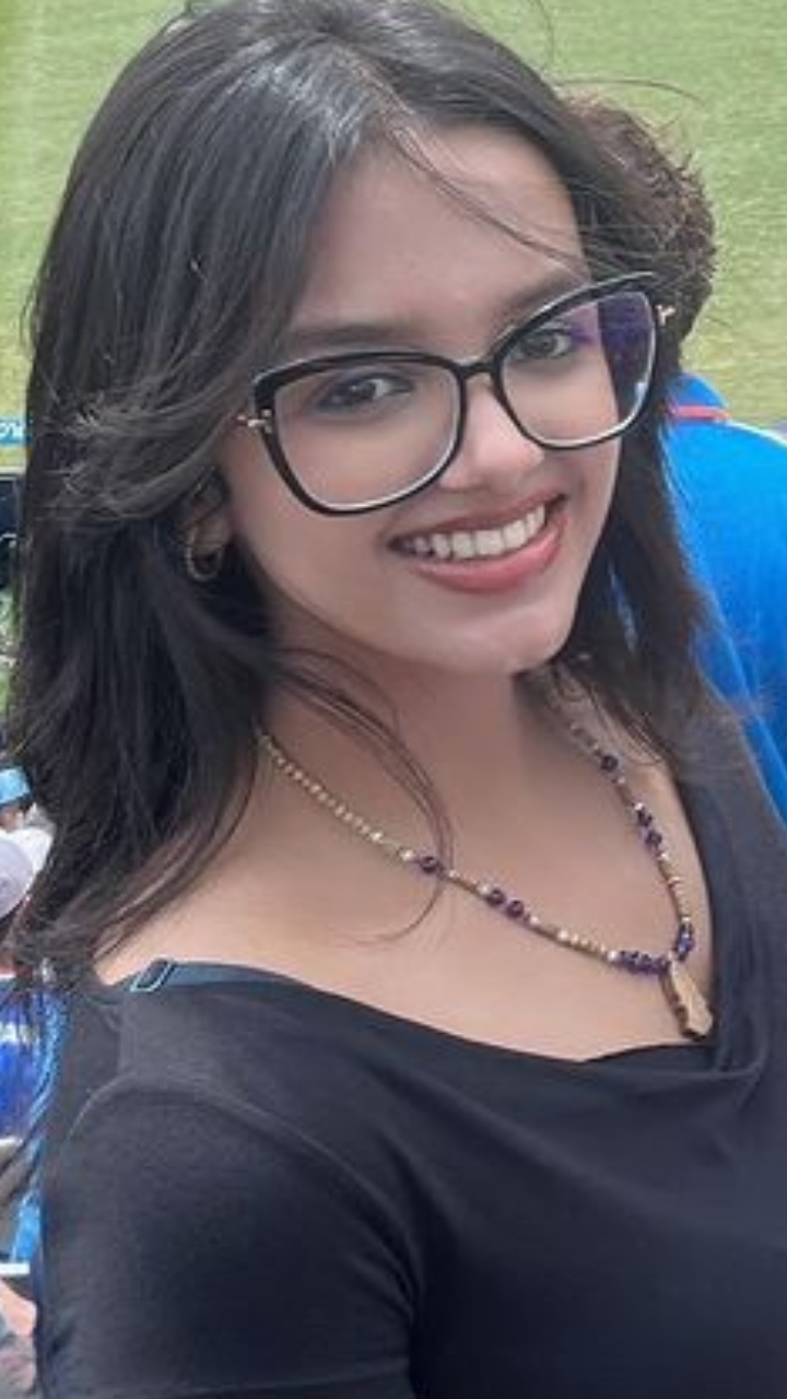 देवेंद्र फडणवीस की टैलेंटेड बेटी दिविजा क्या करती है, कहां से की पढ़ाई ...