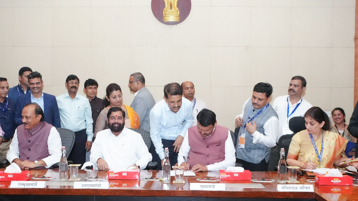 मुख्यमंत्री देवेंद्र फडणवीस यांची पहिली सही वैद्यकीय सहायता निधीच्या ...