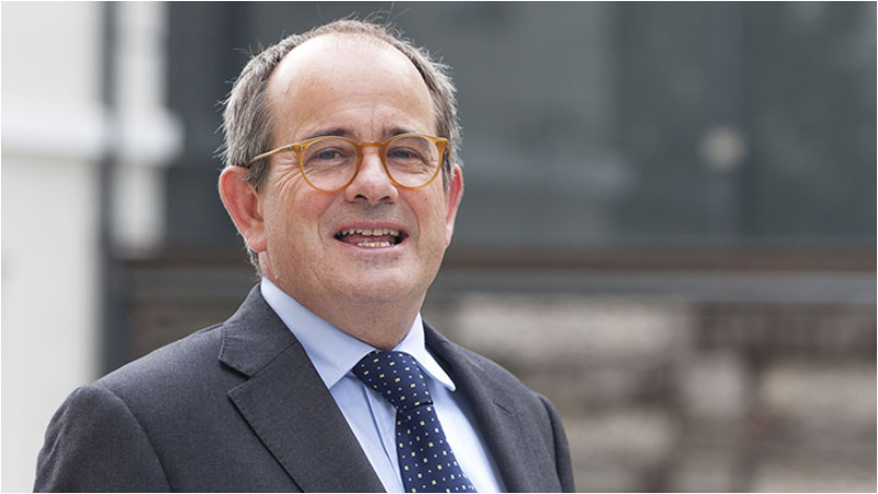 25കാരിയായ ഇന്ത്യൻ യുവതിയുമായി പ്രണയ ബന്ധം; ബക്കിങ് ഹാം സർവകലാശാല വിസിയെ ...