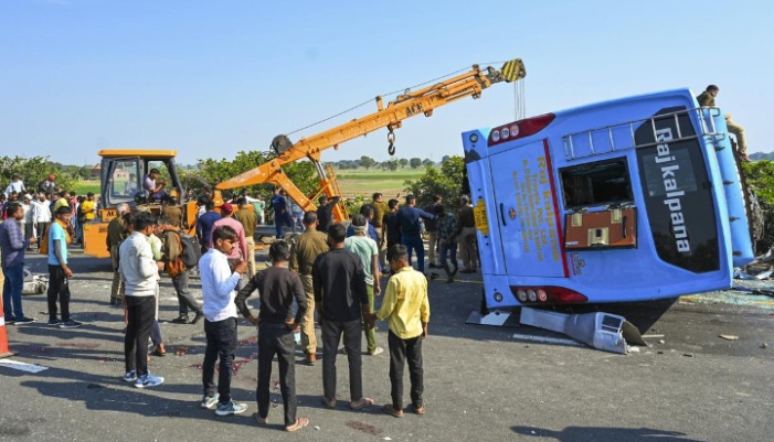 എക്സ്പ്രസ് ഹൈവേയിൽ ബസും ടാങ്കർ ലോറിയും കൂട്ടിയിടിച്ച് എട്ട് പേർ മരിച്ചു ...