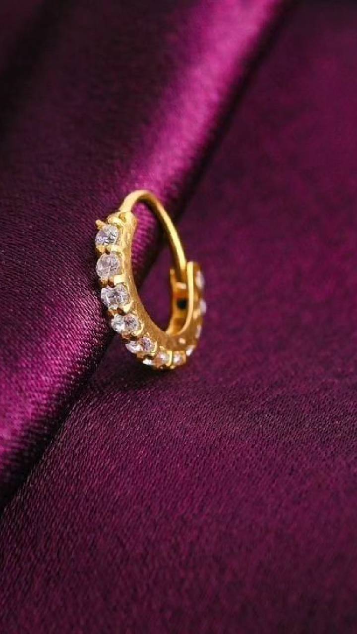 चांद से ज्यादा चमकेगा चेहरा ! 2K में चुनें Hoop Gold Nose Ring | Latest ...