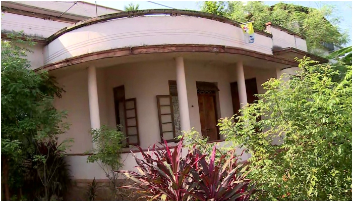 Mother and son found dead inside house in Thrissur | 4 ദിവസമായി വീട് ...