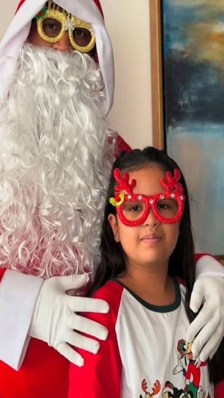 सांताच्या अवतारात कोण आहे हा दिग्गज क्रिकेटर? - ms dhoni celebrates ...