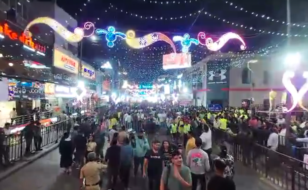 Lathi charge at Bengaluru New year celebration ಬ್ರಿಗೇಡ್ ರಸ್ತೆ ...
