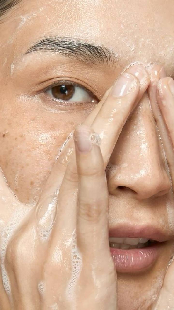 Face Wash: चेहरा धुण्यासाठी कशाचा वापर करावा, पर्याय जाणून घ्या | Learn What To Use To Wash Your ...