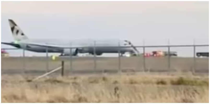 PLANE SCARE landing gear erupted into flames ലാൻഡിംഗ് ഗിയറിൽ പെട്ടെന്ന് ...