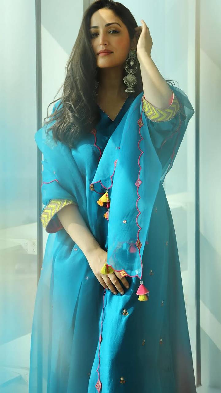 अप-टू-डेट मैम की ऑफिस में होगी वाहवाही! चुनें Yami Gautam से 6 सूट ...