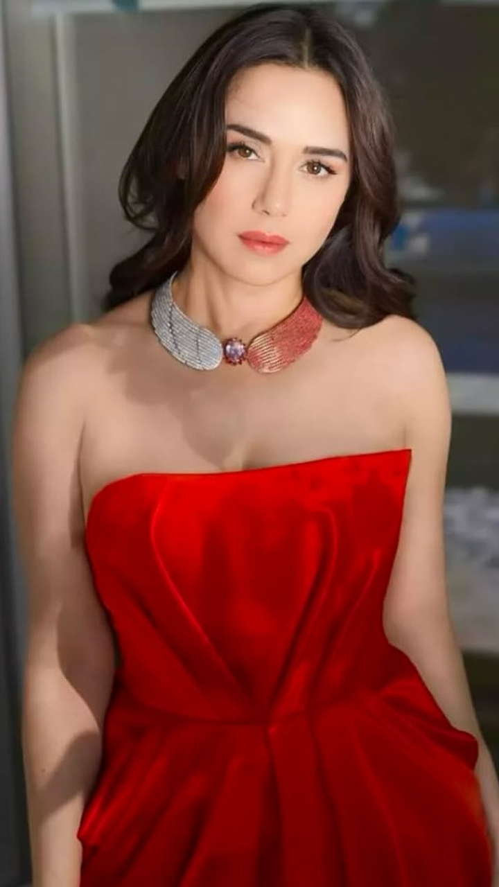 वैलेंटाइन डे पर गुलाब सी खिलेंगी आप, पहनें Preity Zinta सी 7 ड्रेस ...