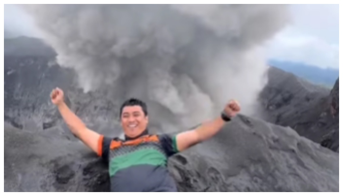 Viral Video of volcano erupting selfie: ലോകം കീഴടക്കിയ സെൽഫി; പിന്നിൽ പൂകതുപ്പുന്ന അഗ്നിപർവ്വതം ...