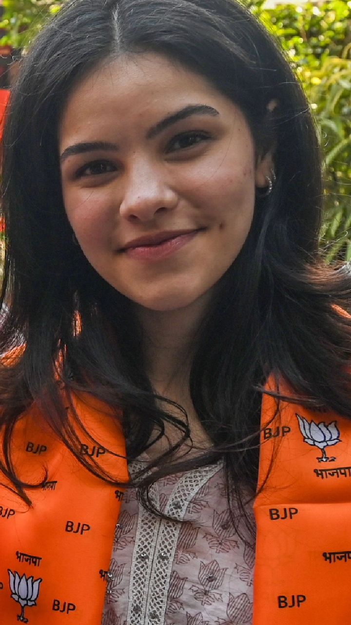 प्रवेश वर्मा की टैलेंटेड बेटी सानिधि वर्मा, जानिए कहां से की पढ़ाई ...