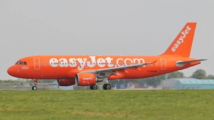 EasyJet Flight Emergency Landing: आसमान में दहशत! उड़ान के बीच पायलट ...