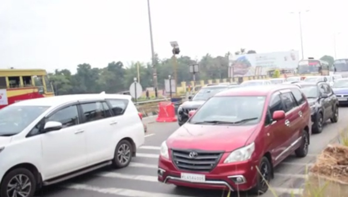 amballur- puthukkad underpass: സൂചി കുത്താനിടമില്ല! ആമ്പല്ലൂര് ...