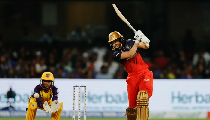 WPL 2025: RCB captain Smriti Mandhana apologizes to Ellyse Perry after super over defeat against ...