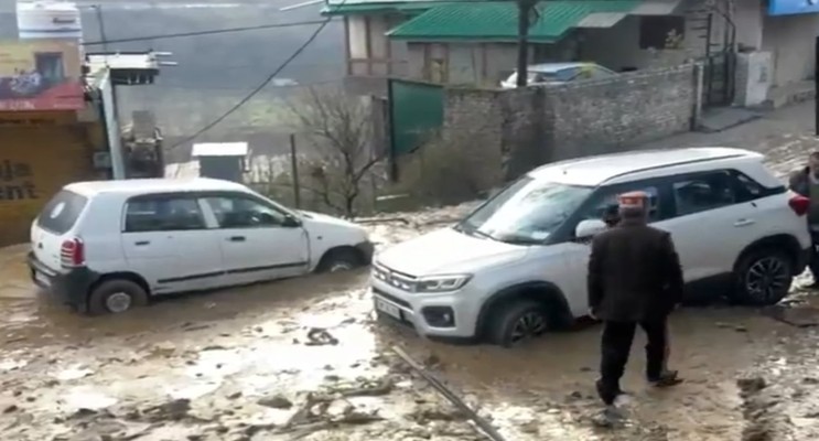 Flash floods, landslides hit Himachal's Kullu; vehicles trapped, roads blocked, power supply ...