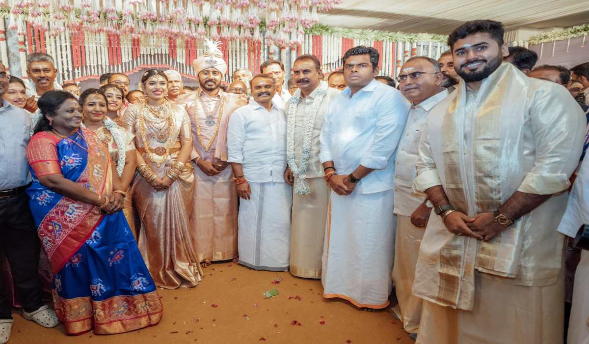 Annamalai and SP Velumani: தங்க மாலையில் ஜொலித்த எஸ்பி வேலுமணி மகன், மருமகள்; வாழ்த்திய அண்ணாமலை ...