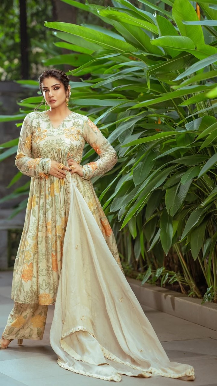 चैत्र नवरात्रीत पूजेवेळी ट्राय करा Raveena Tandon चे सलवार सूट | Chitra ...