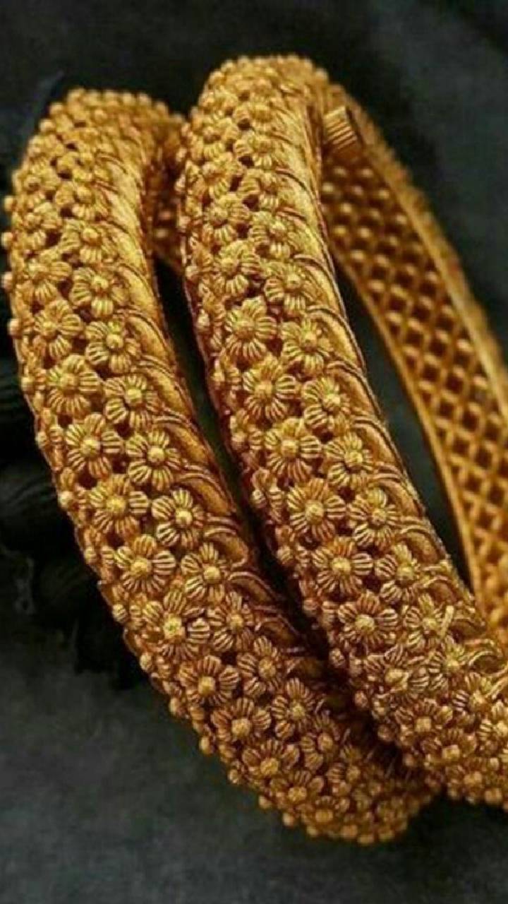 ऑफिस में दिखेंगी सबसे अमीर, हाथों में पहनें Gold जैसा मेटल बैंगल ...