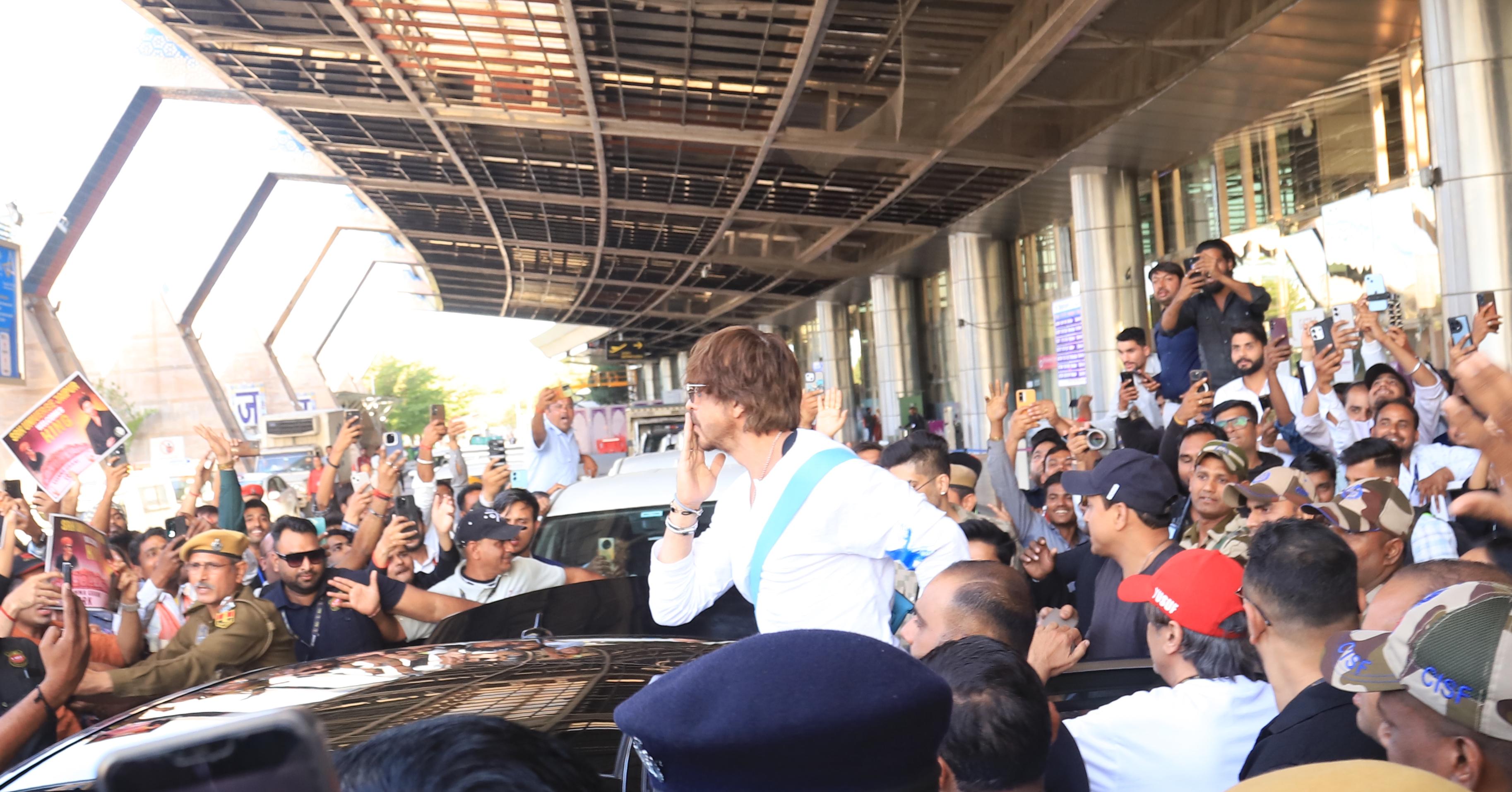 IIFA 2025: Shah Rukh Khan spotted at Jaipur for awards (PHOTOS ...