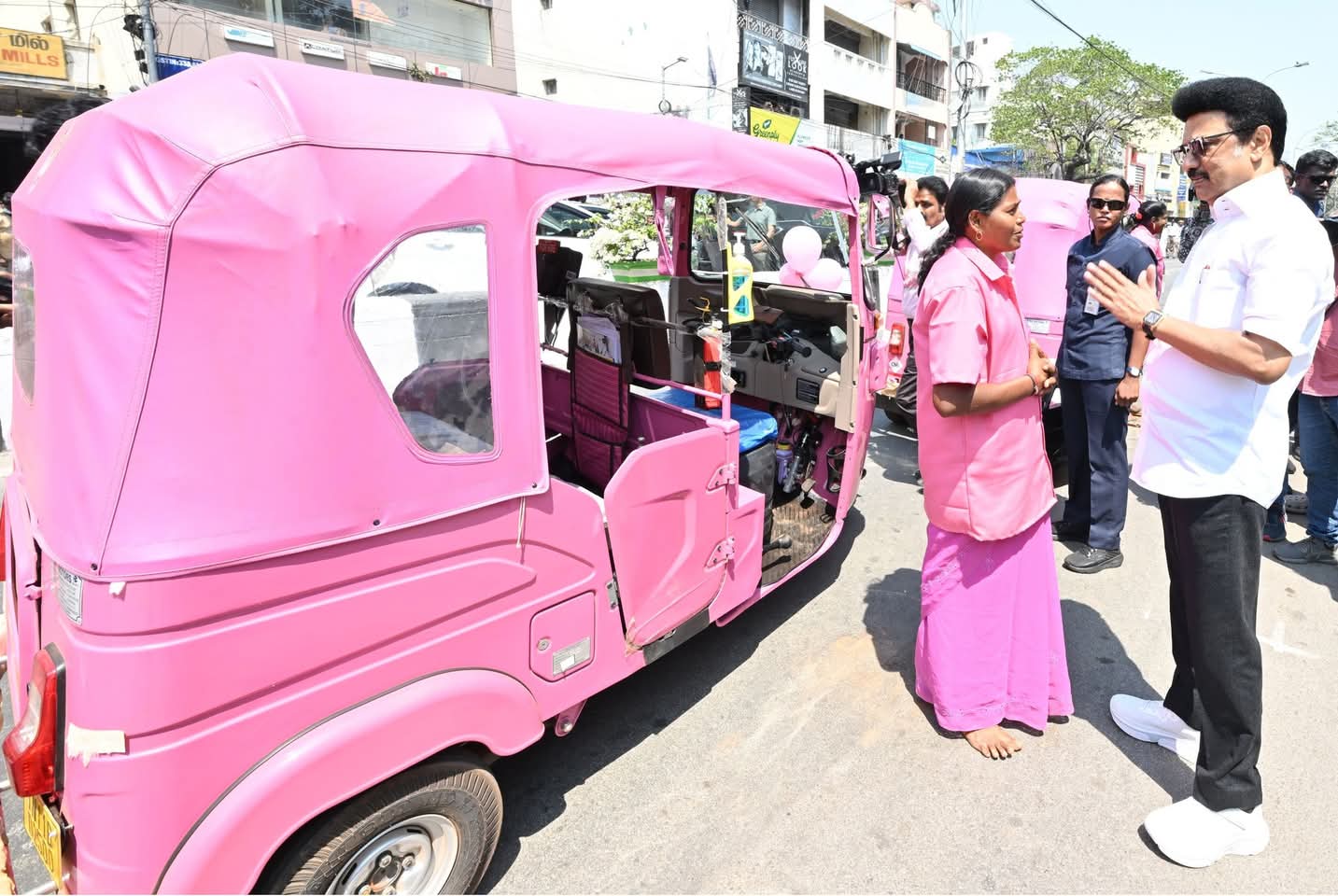 Pink Auto : பெண்கள் இனி சென்னையில் பயம் இல்லாமல் பயணிக்கலாம்.! சூப்பரான ...