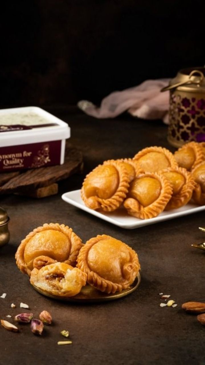 Make Bihar's Chandrakala Sweet for Holi 2025 | Asianet Newsable