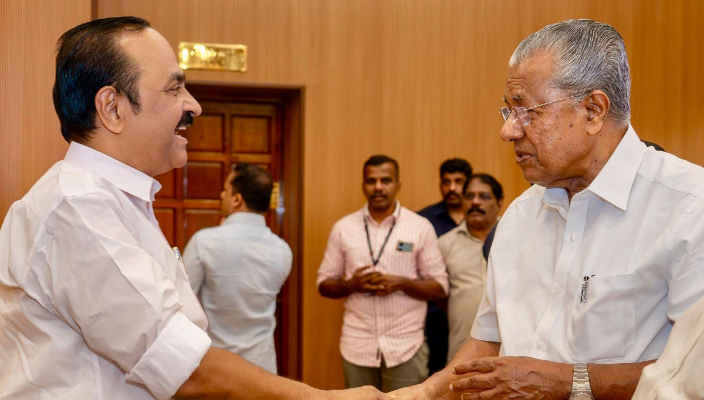 Pinarayi vijayan Vs VD Satheesan: കളറായി മുഖ്യമന്ത്രിയുടെ ഇഫ്താർ വിരുന്ന്, കൈകുലുക്കി ചിരിച്ച് ...