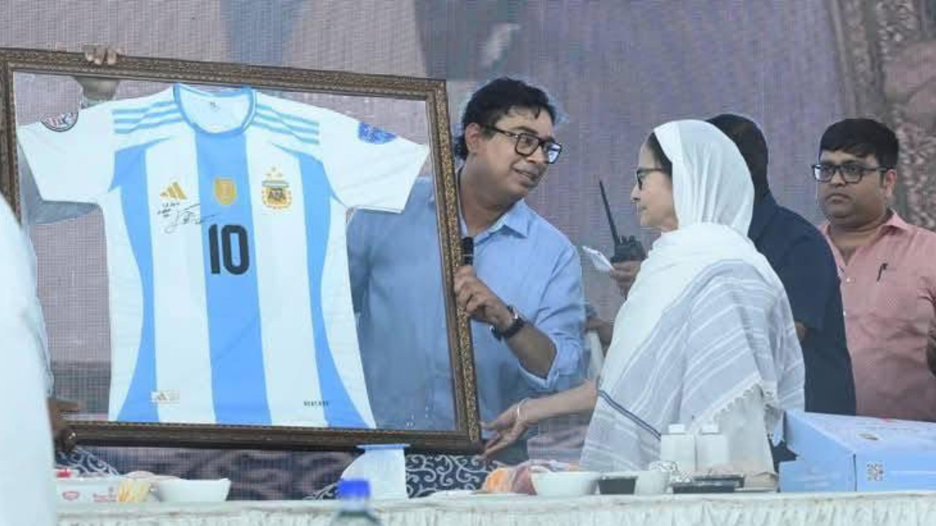 Mamata-Messi: 'আমার শিরাতেও দৌড়চ্ছে ফুটবলের প্রতি আবেগ', মেসির সই করা ...