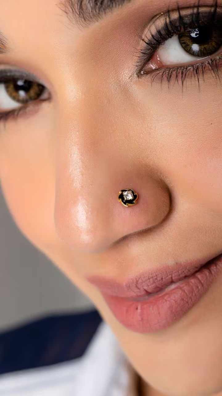 बेगम का मुखड़ा देख खिल उठेगा शौहर का मन, पहनें 8 Black Stone Nose Ring ...