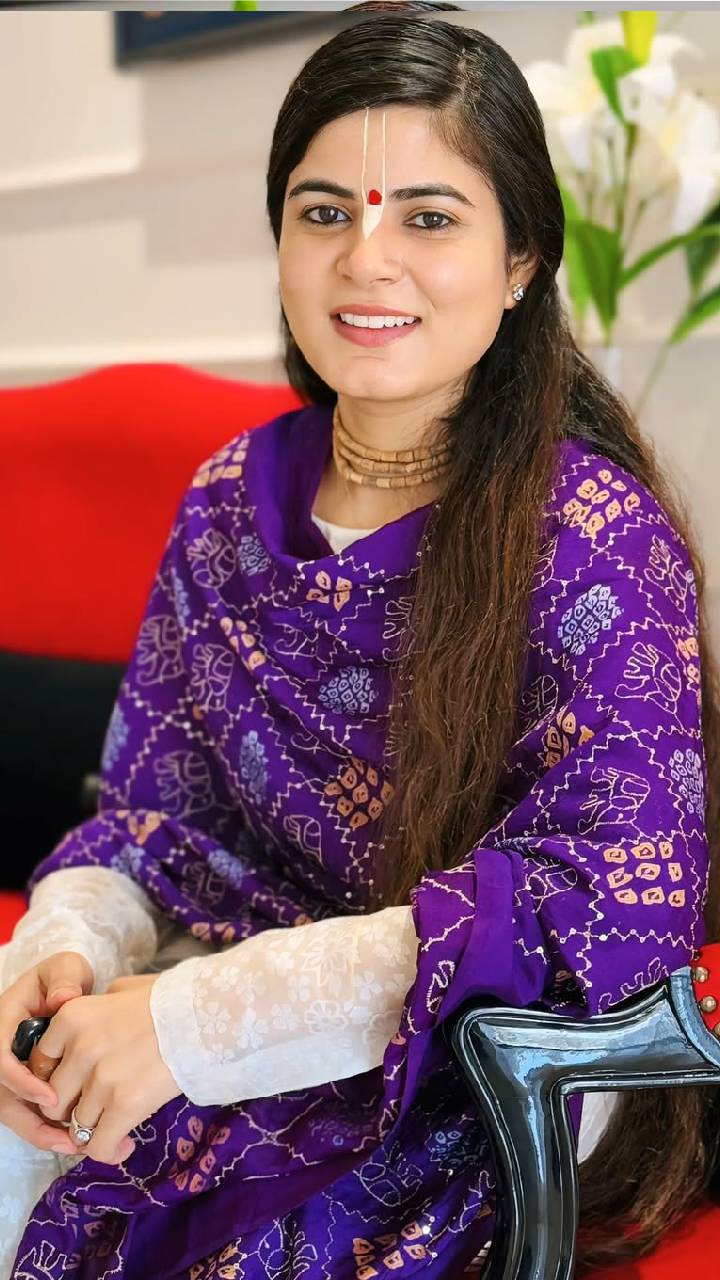 ज्ञान की देवी सा चेहरे में छलकेगा नूर! पहनें कथावाचक Chitralekha से 6 सूट - Asianet News Hindi