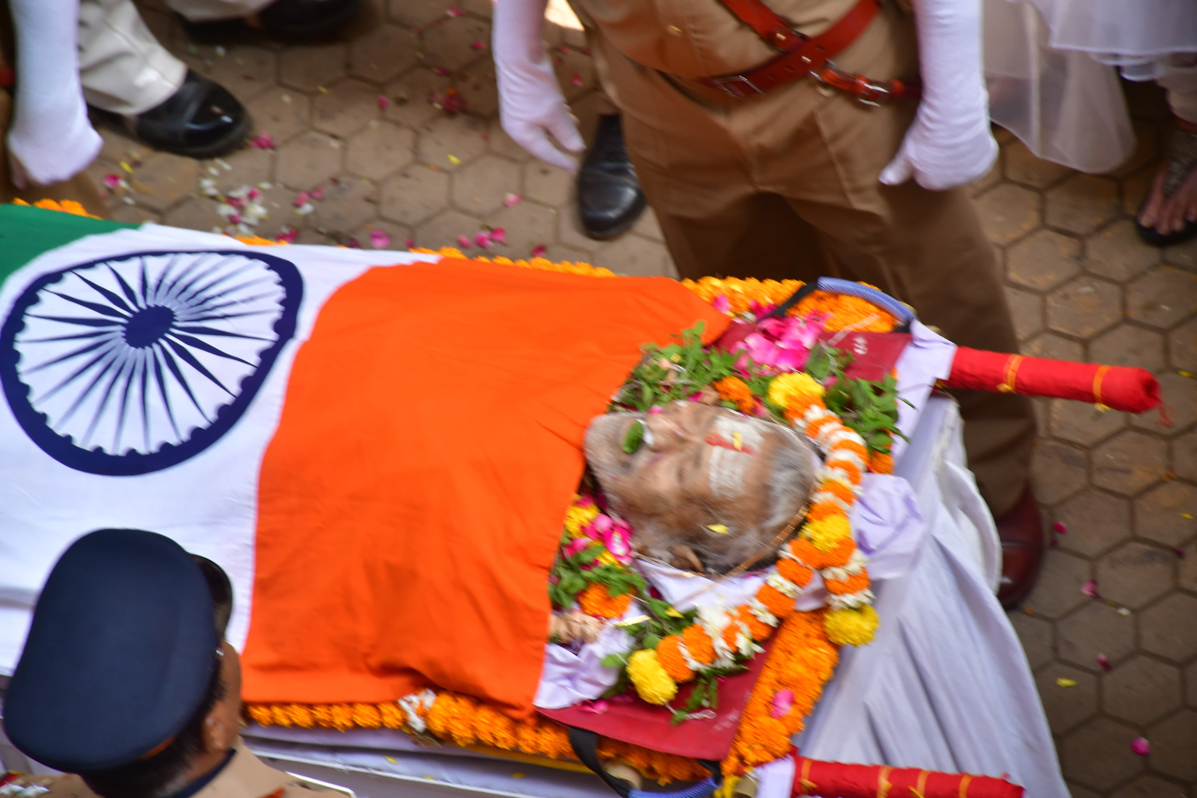 Manoj Kumar की आखिरी Photos, तिरंगे में लिपटकर अंतिम सफ़र पर निकले भारत ...