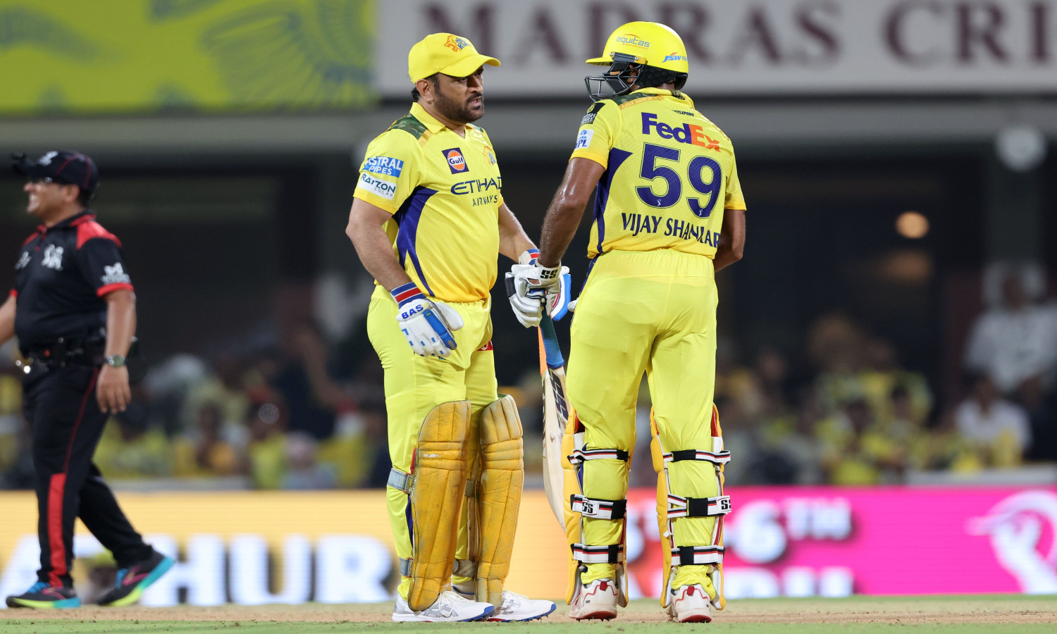 CSK vs DC IPL 2025 : தோனி இருந்தும் ஜெயிக்க முடியவில்லை - 25 ரன்களில் சிஎஸ்கே தோல்வி; 15 ...