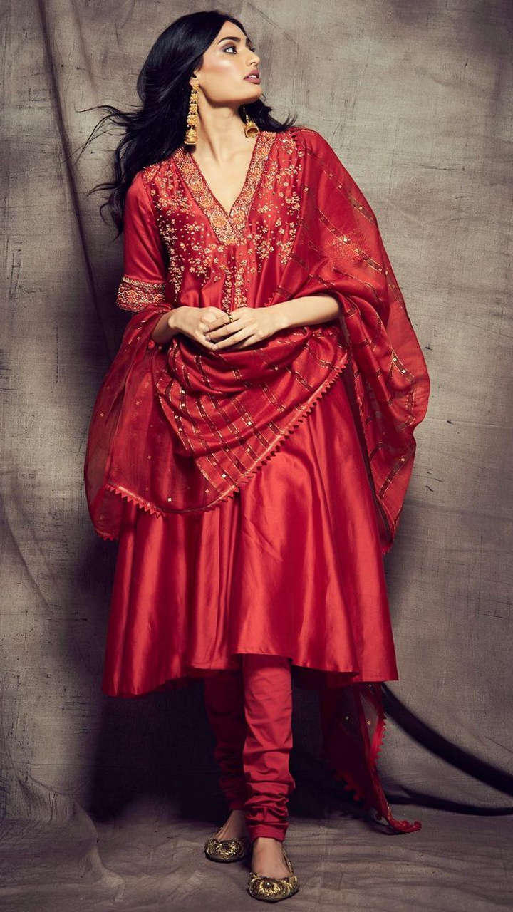 Legs लगेंगे 5 इंच लंबे! छोटी हाइट पर पहनें 8 Churidar Suit Sets ...
