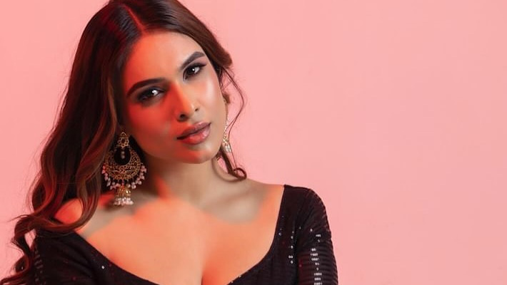 Model Neha Malik robbed of ₹34.49L gold by house help - Asianet Newsable