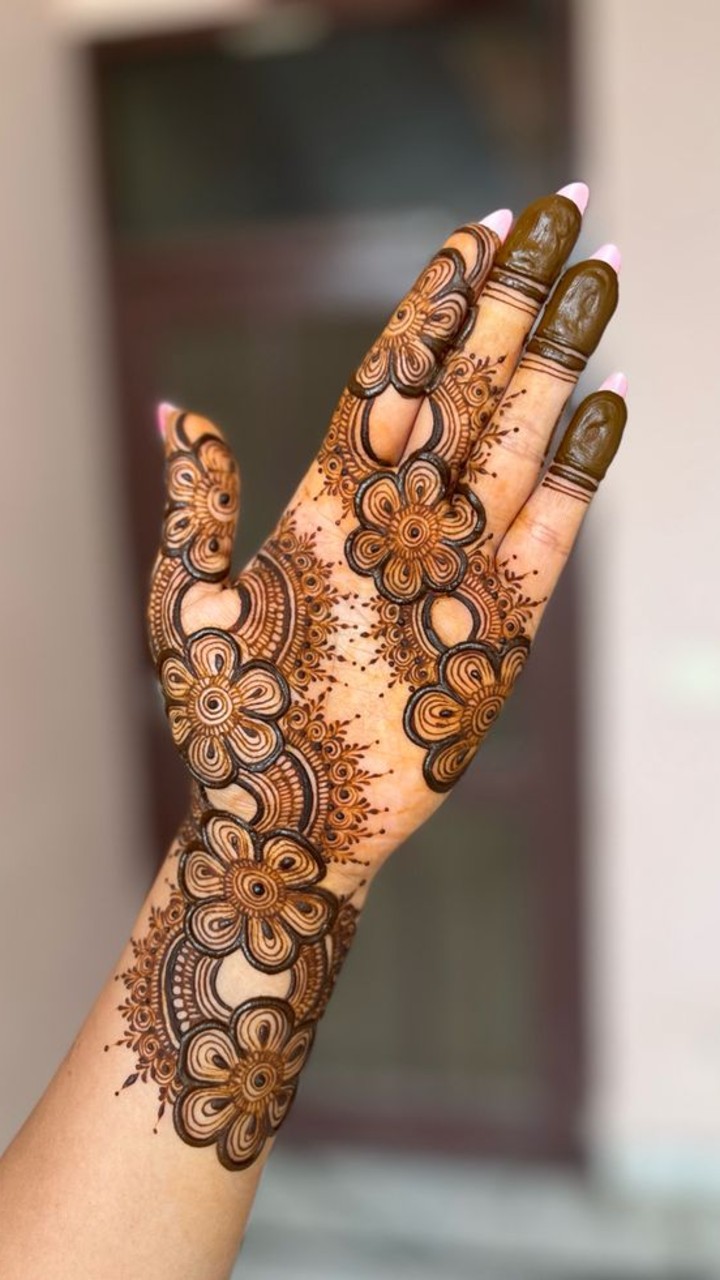 ఫ్లోరల్ మెహెందీ: ట్రెండీ డిజైన్లు - Floral Mehndi Designs 2025 Simple ...