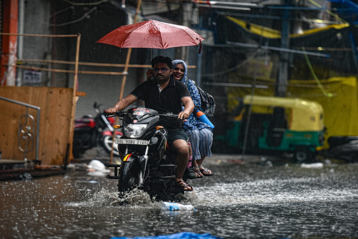 MP Rain red-zone alert: 11 जिलों में मूसलाधार बारिश, रीवा‑सतना में स्कूलों पर ताले लगे | Mp ...
