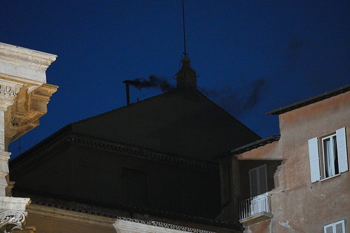 Black smoke rises: No new Pope chosen | Asianet Newsable