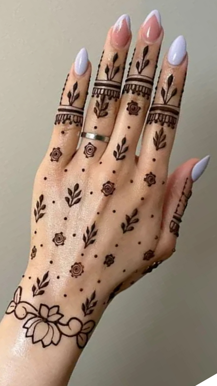 Must Try Trending small mehndi motifs Designs 2025: छोटी मेहंदी-बड़ा ...