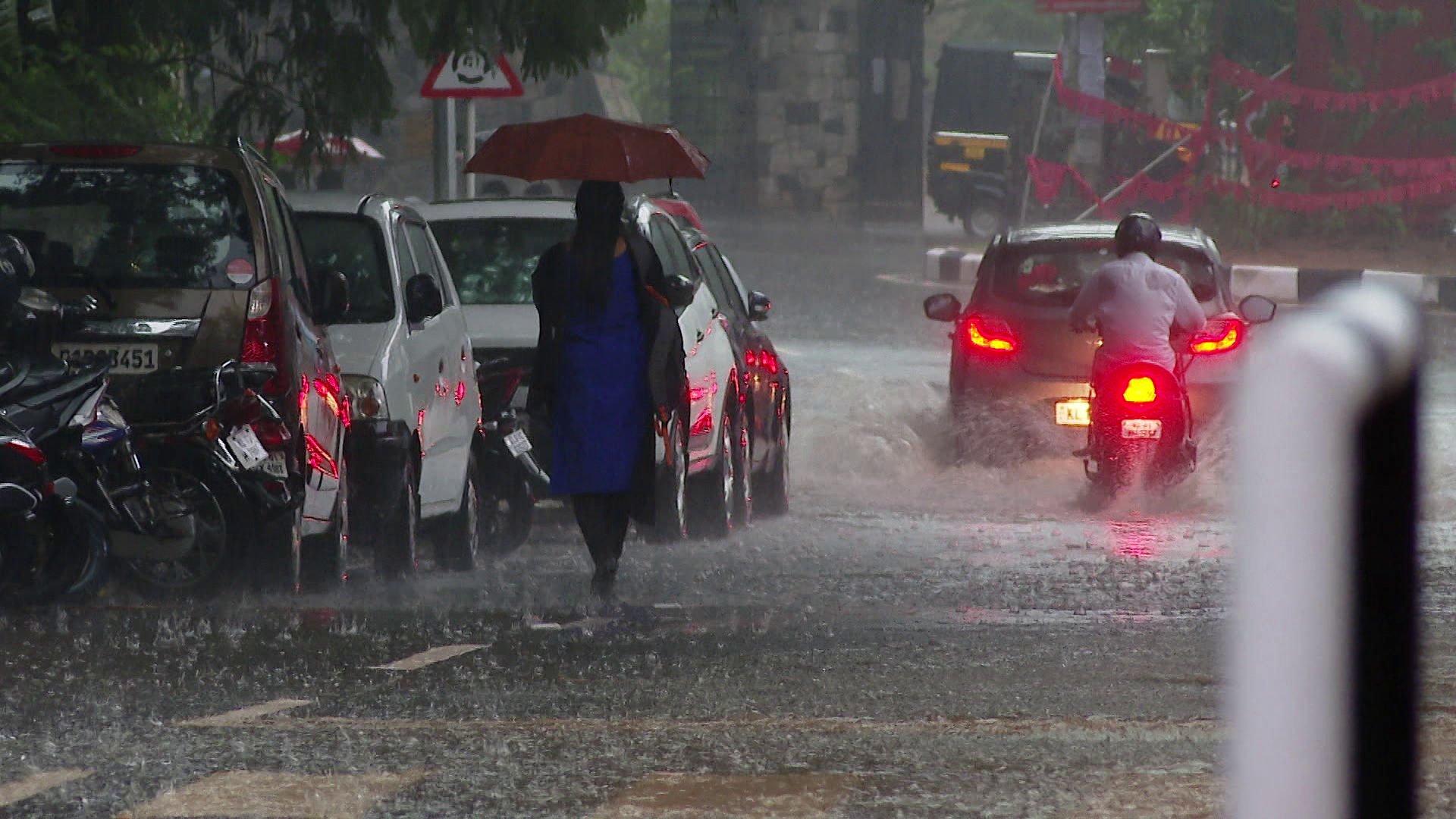 kerala rain today red alert : അതിശക്തമായ മഴ തുടരുന്നു, 3 ജില്ലകളിൽ റെഡ് അലർട്ട് | Kerala Rain ...