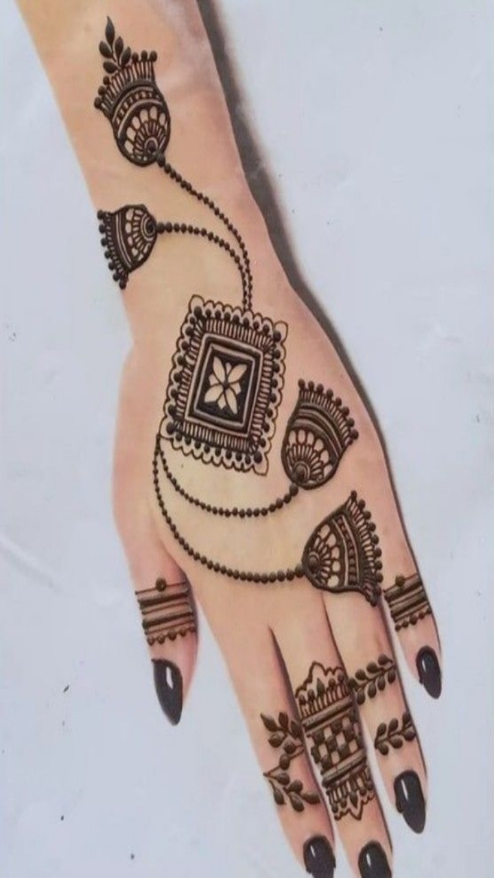 Back Side Mehndi Designs: खुद से सीखें हाथों को सजाना, यहां देखें बैक ...