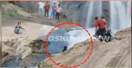 ഭാ ഗ്യം തുണയായി; സെൽഫിയെടുക്കുന്നതിനിടെ വെള്ളച്ചാട്ടത്തിലേക്ക് വീണു ...