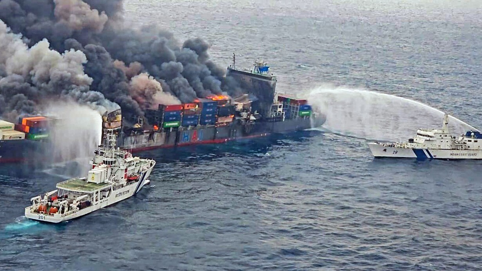 4-ാം ദിനം നിർണ്ണായക ഘട്ടം, തീ അണക്കാൻ ഇന്ത്യൻ എയർഫോഴ്സും, കപ്പൽ ഉ ...