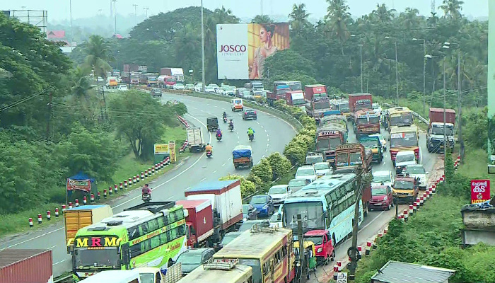 കൂറ്റൻ വാകമരം കടപുഴകി വീണു; ദേശീയപാതയിൽ ഗതാഗതക്കുരുക്ക്, പൊലീസും ഫയ ...