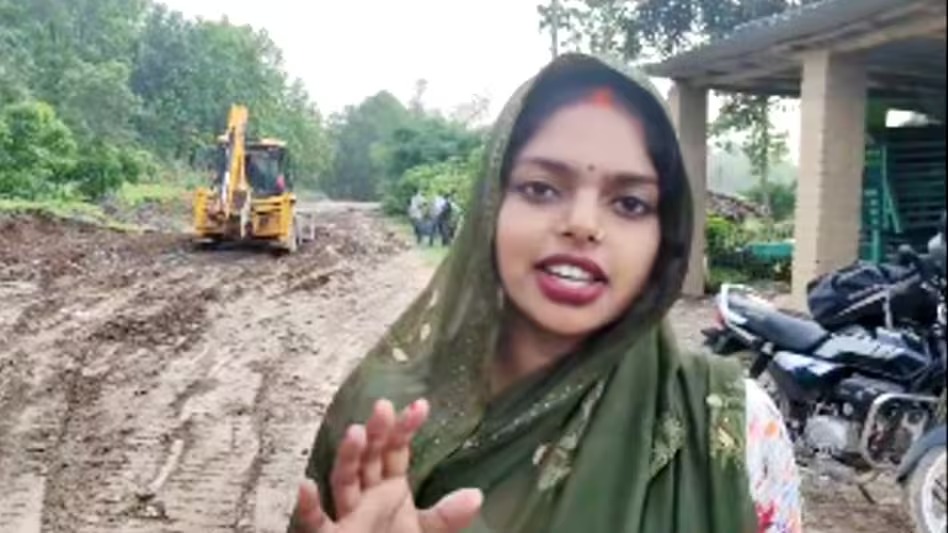 Leela Sahu: கிராமத்துக்கு சாலை அமைத்துக் கொடுத்த கர்ப்பிணி பெண்! யூடியூப் போராட்டம் சக்சஸ் ...