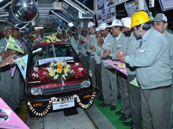 இதுதான் கடைசி மாருதி 800..! பிரியா விடை கொடுக்கும் ஊழியர்கள்...! மலரும் ...