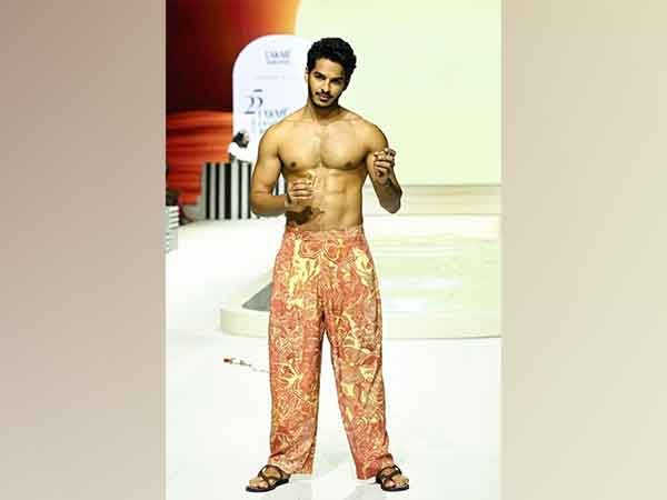 Lakme Fashion Week: Ishaan Khatter turns heads flaunting his chiselled abs in shirtless look ...